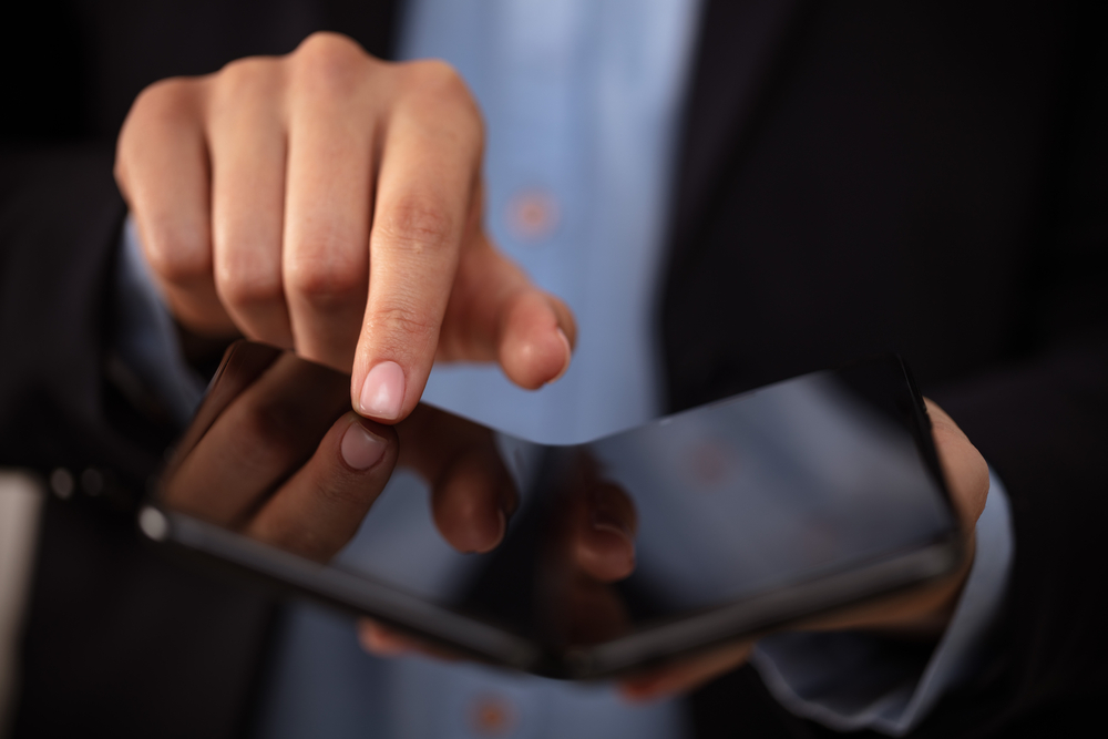 Apple, mai aproape de primul telefon pliabil? Compania dezvoltă un ...